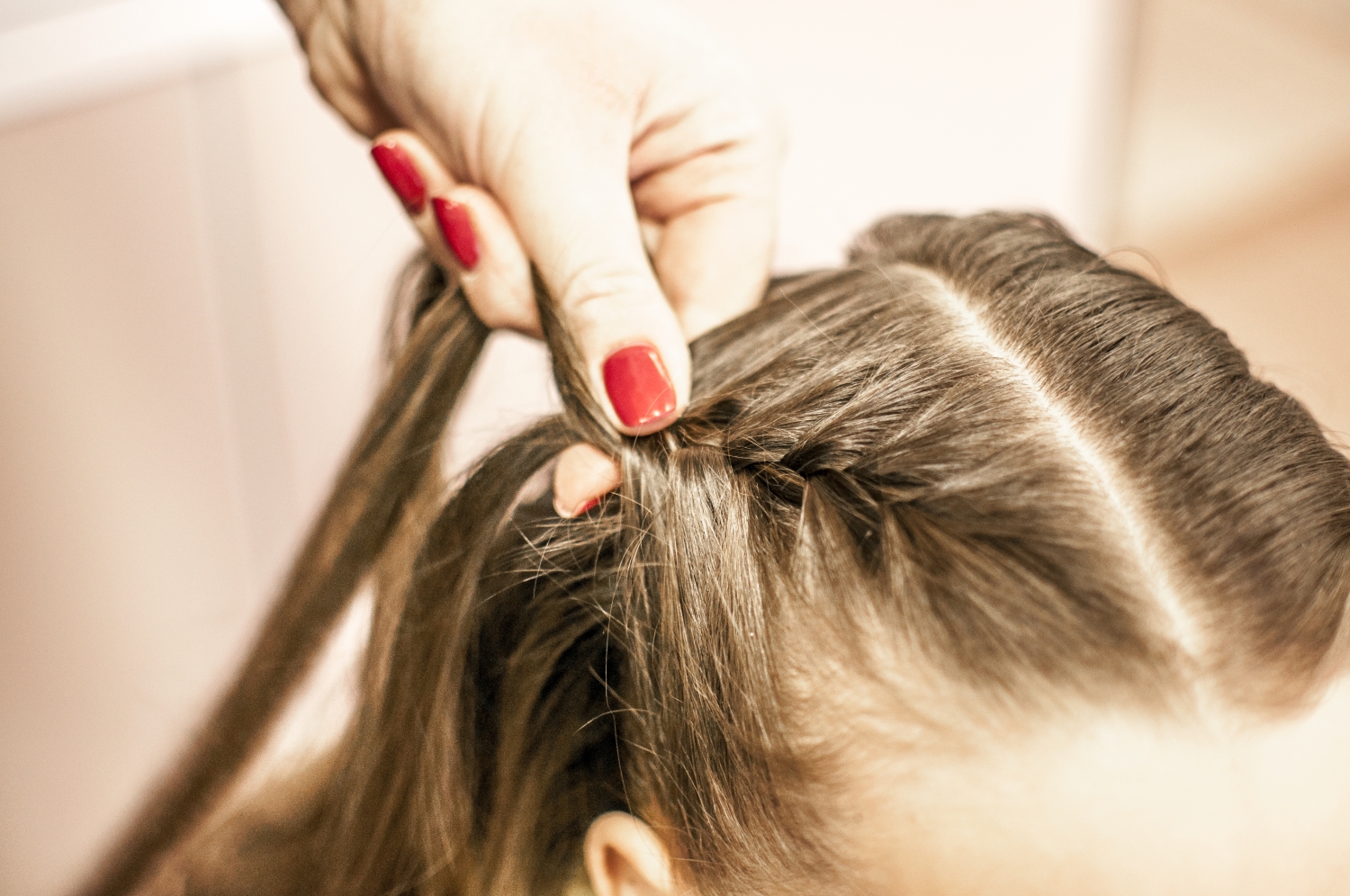 Trenzas de raíz: aprende a hacerlas paso a paso - Batiste blog